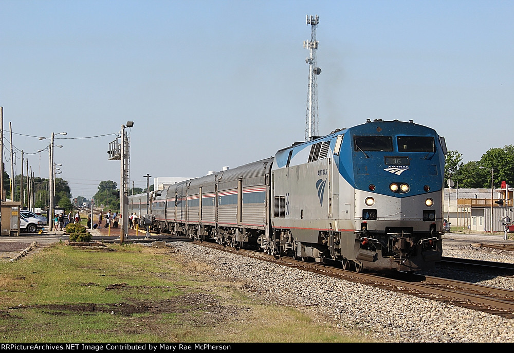 Northbound Amtrak 390, "The Saluki"
